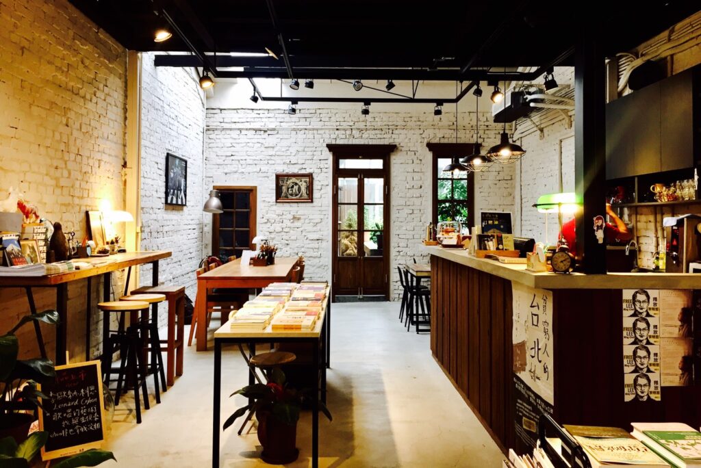 「浮光書店」- 中西合併、咖啡與書，在赤峰街裡安住於50/50的美感